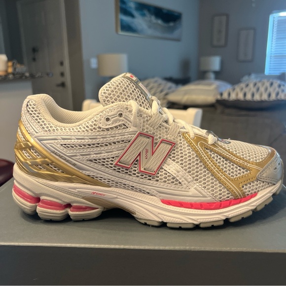 New Balance | Shoes | New Balance 96r Womens 85 Mens 7 White Pink And ...